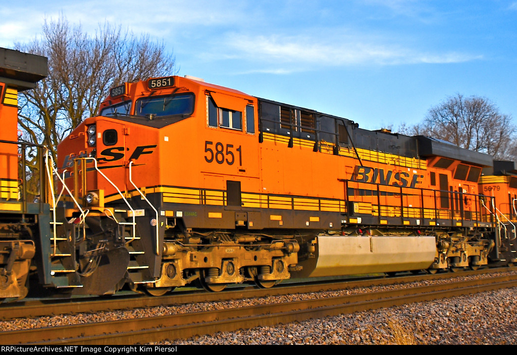 BNSF 5851